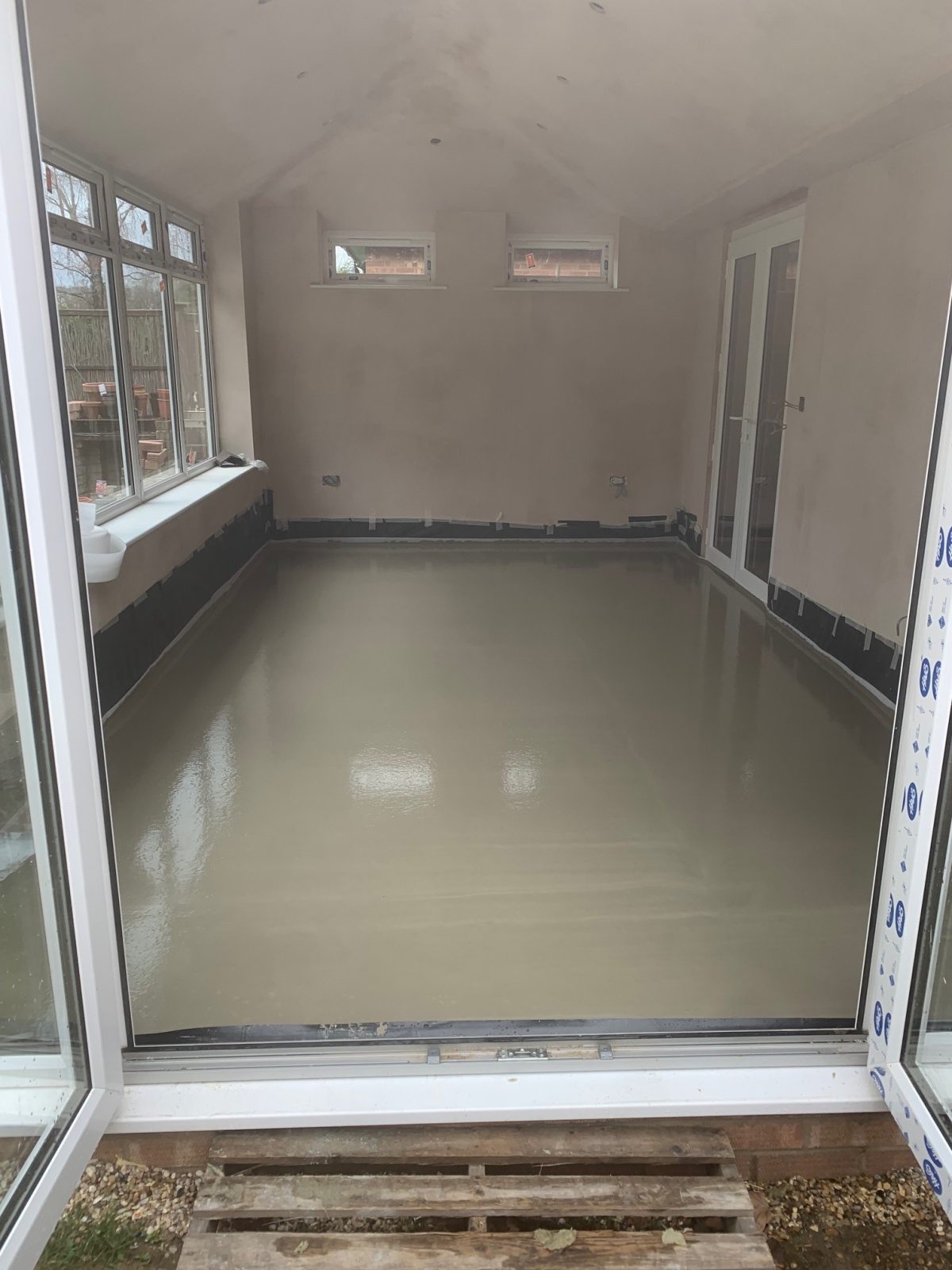Underfloor Heating Installation & Screeding - Reading - CFS Liquid Flow ...